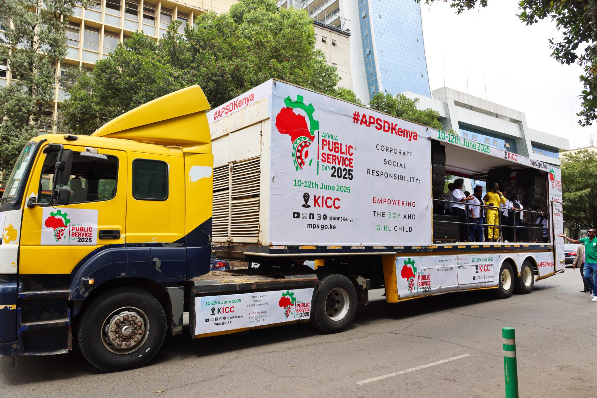 CS Ruku, PS Imbunya distribute sanitary kits to girls and boxers to boys in Kibra - TV47 Digital